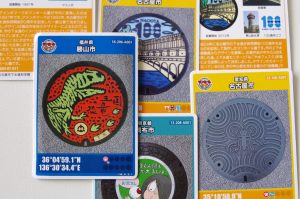 マンホールカードとは？配布場所は？コレクションしたくなる「蓋」情報が満載！ ｜ 和樂web 美の国ニッポンをもっと知る！